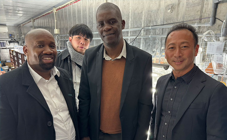 岩渕薬品の海ぶどう養殖施設に南アフリカ共和国より政府関係者が視察に来訪！ | SDGs fan