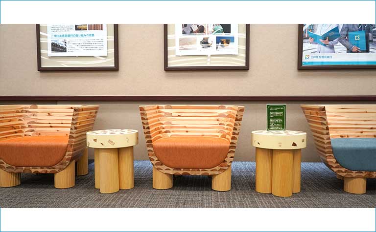 【三井住友信託銀行 × 京都芸術大学】産学連携プロダクト 芸大生が“北山杉”のソファなどを製作、銀行ロビーに心休まる“木の温もり”を | SDGs fan